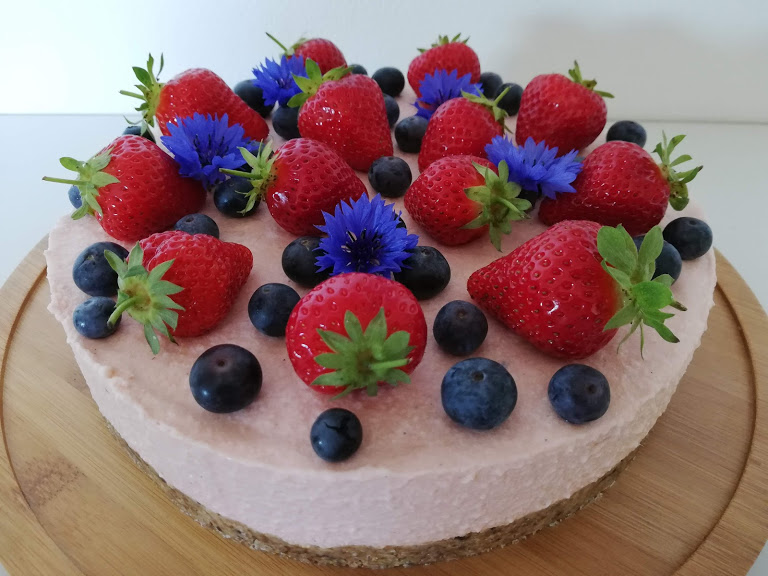 Rabarbermoussekage med lakrids og hvid chokolade – Bagehuset.dk