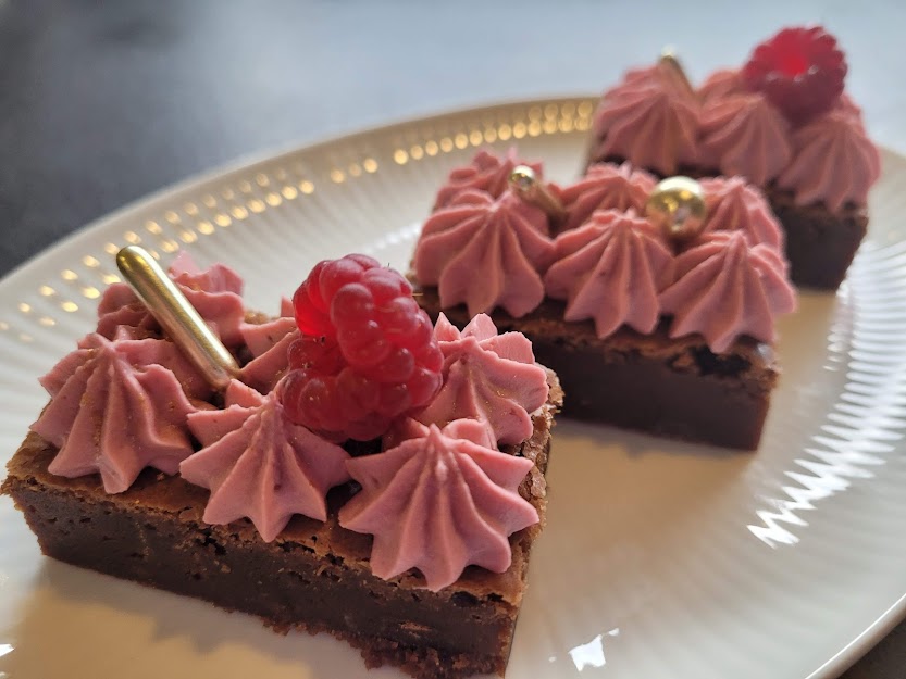 Brownie med hindbær ganache – Bagehuset.dk