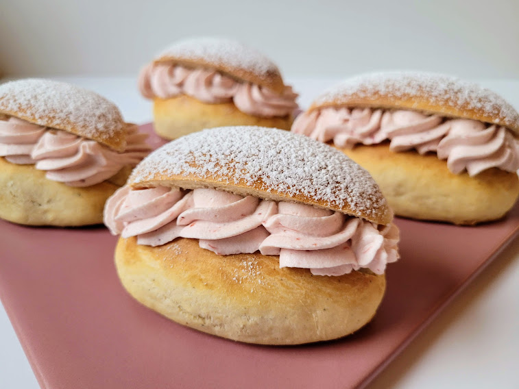 Fastelavnsboller med marcipan og jordbærskum – Bagehuset.dk