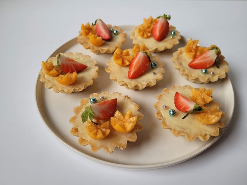 Mini tærter med salt-karamel og citron-ganache – Bagehuset.dk
