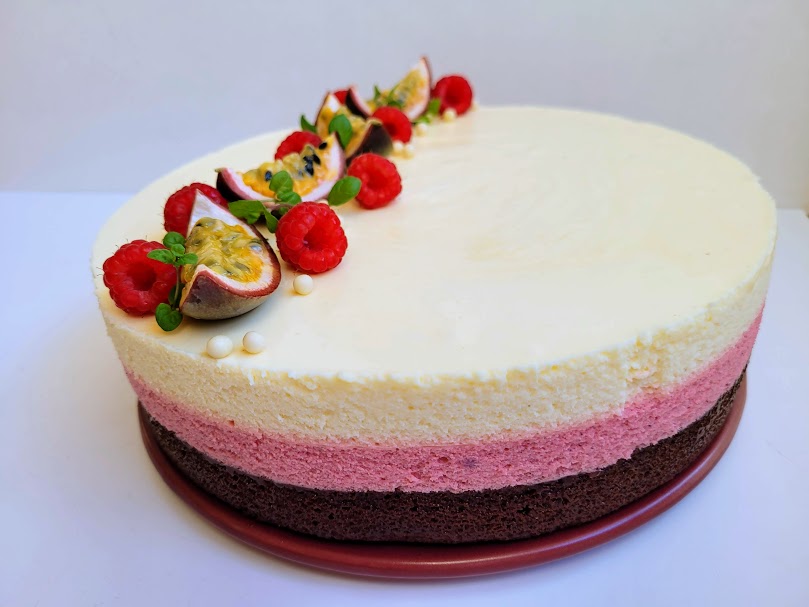 Brownie med hindbær og passionsfrugtmousse – Bagehuset.dk