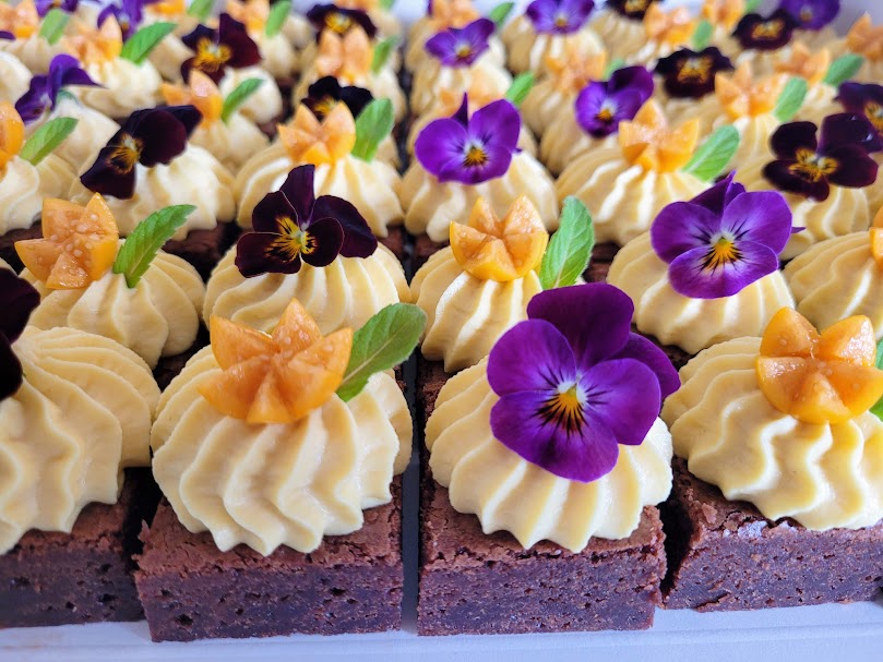 Browniehapser med mangoganache – Bagehuset.dk