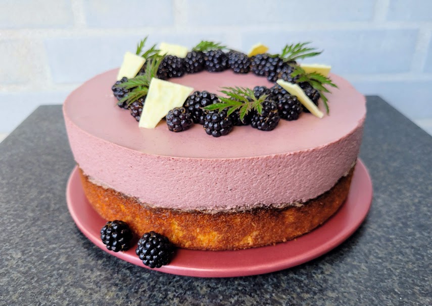 Brombærmoussekage med citronmazarinbund – Bagehuset.dk